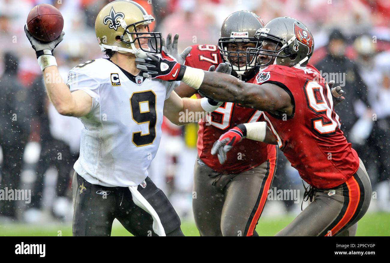 Tampa Bay Buccaneers Gaines Adams (90) and Greg Peterson, center ...