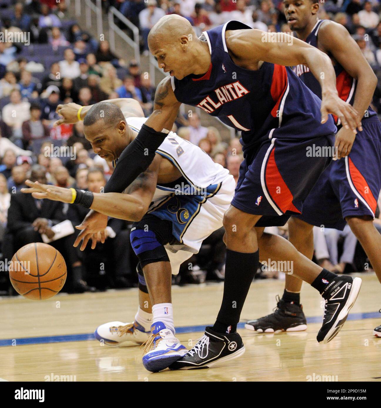 Atlanta Hawks' Maurice Evans (1) fights for the ball against Washington ...