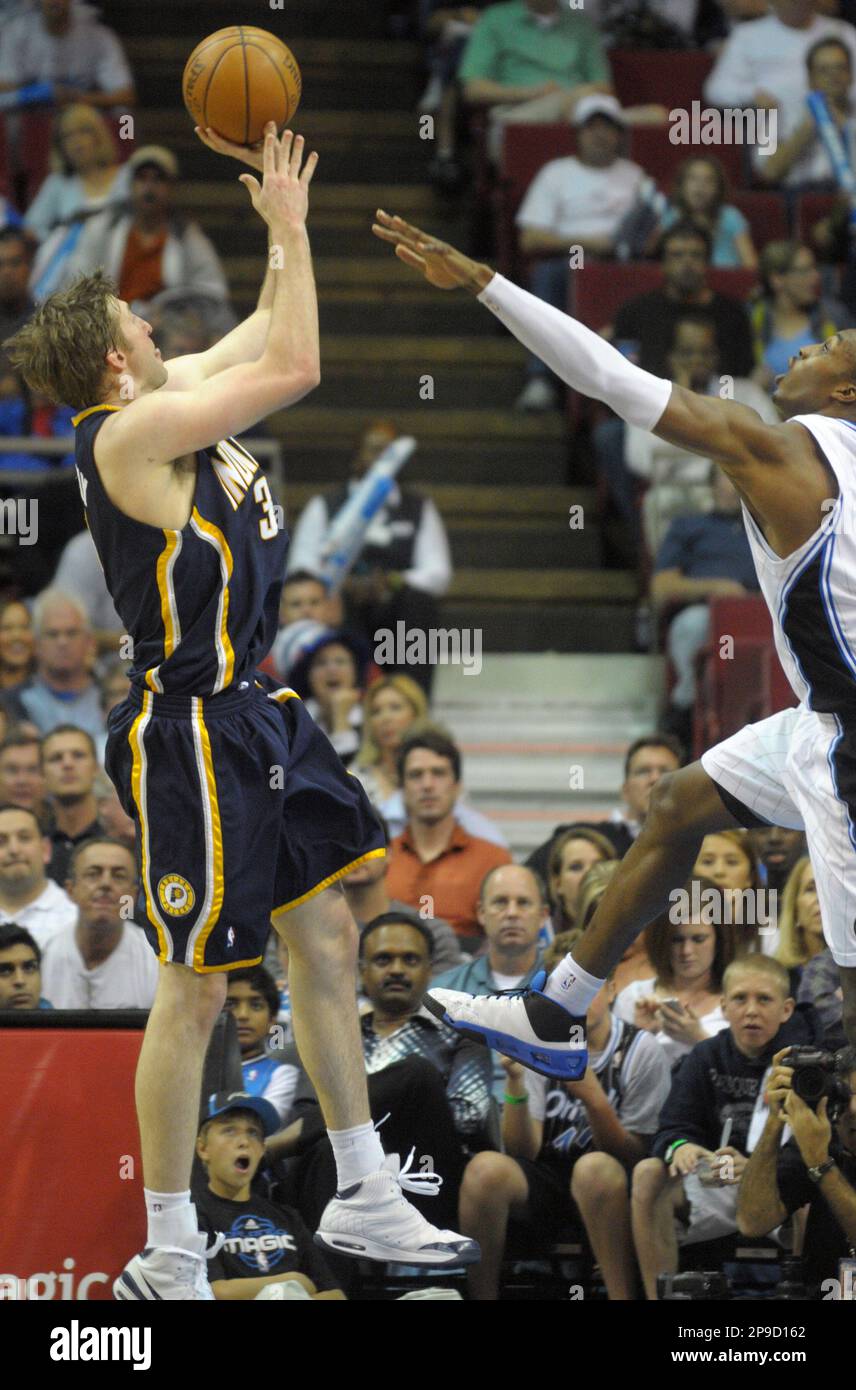 Indiana Pacers forward Troy Murphy, left, puts up a shot in front of ...