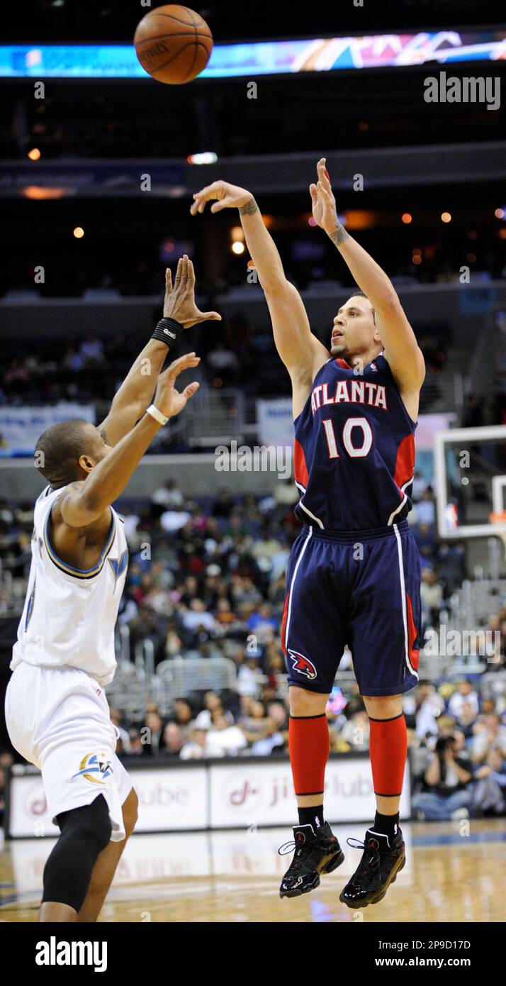Atlanta Hawks' Mike Bibby (10) shoots over Washington Wizards' Antonio ...