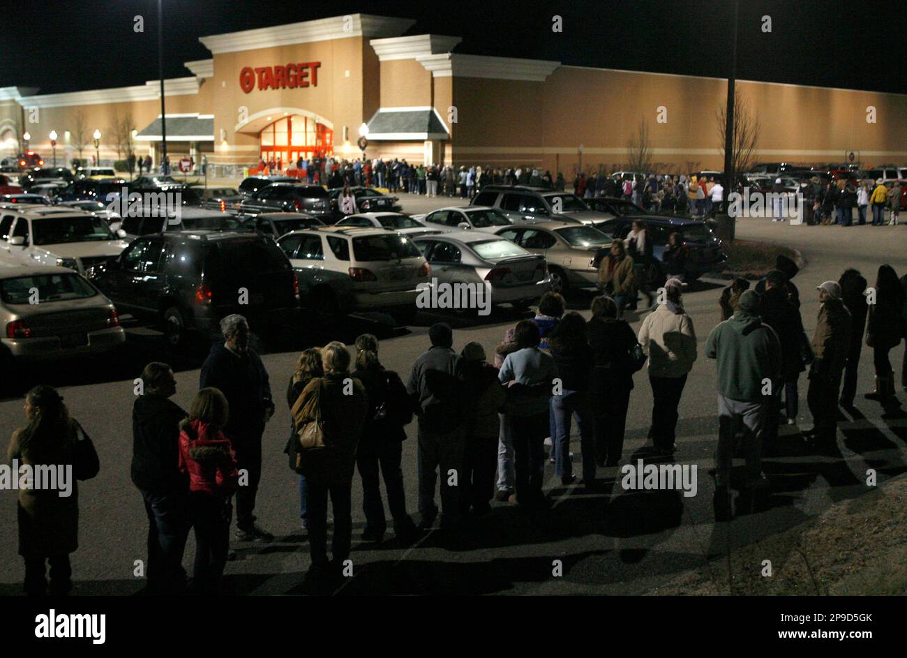 Hundreds of holiday shoppers line up outside a Target store in ...