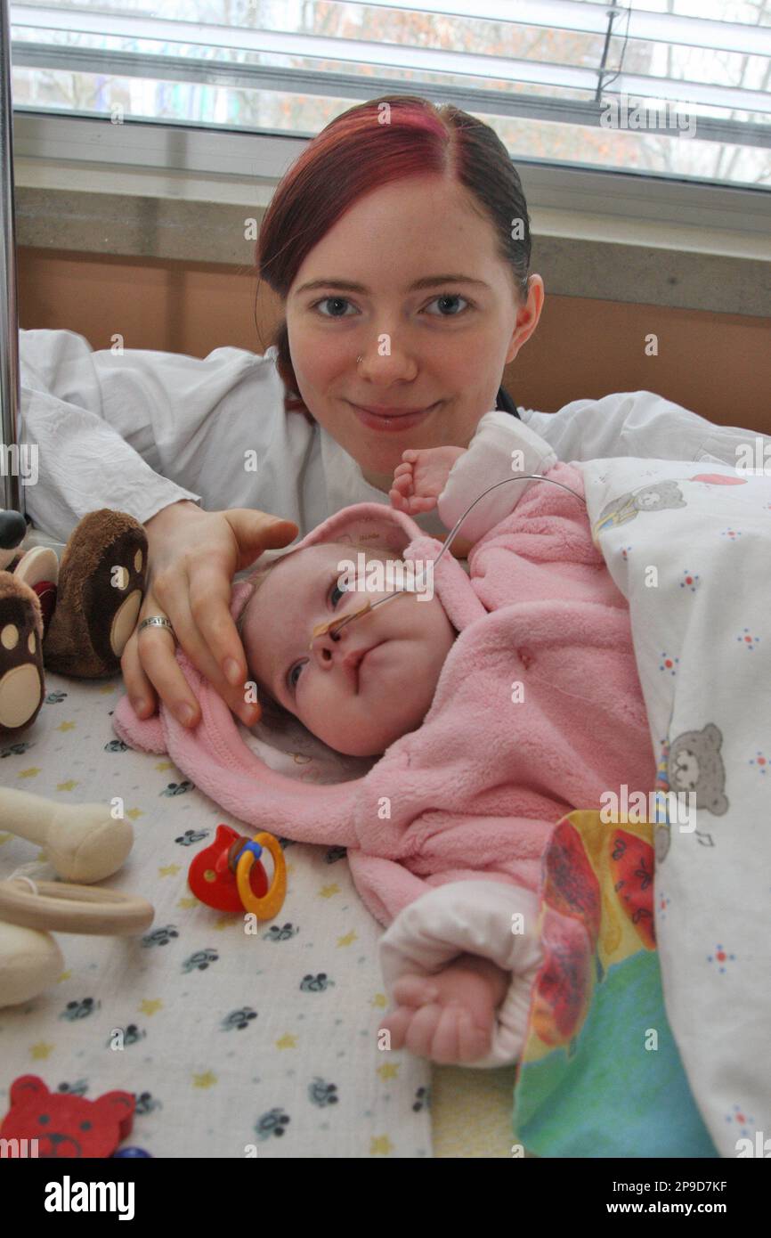 Das Foto zeigt das drei Monate alte Baby Katy May mit Mutter Sabine ...