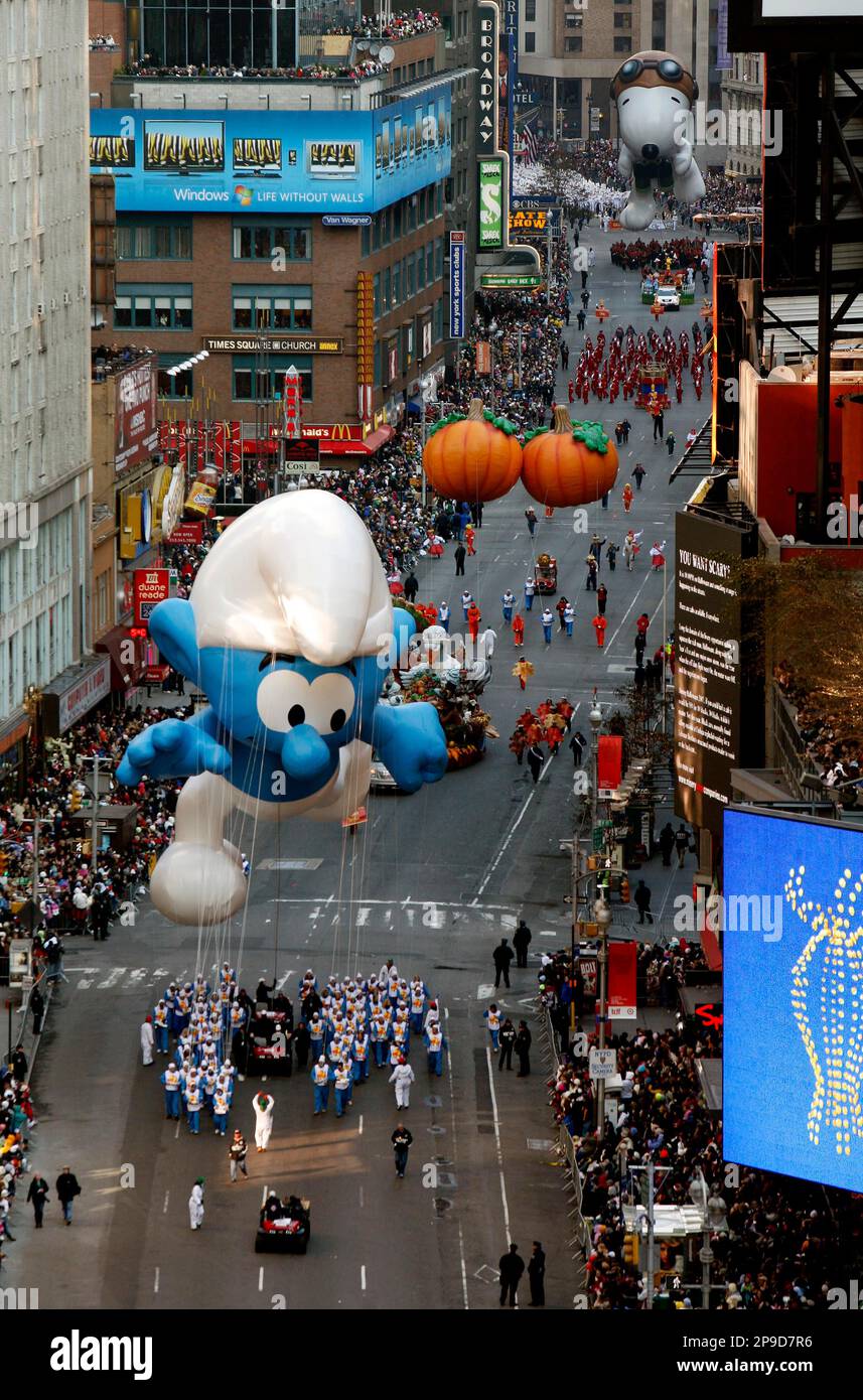 The Smurf and Snoopy balloons float down Broadway during the Macy's ...