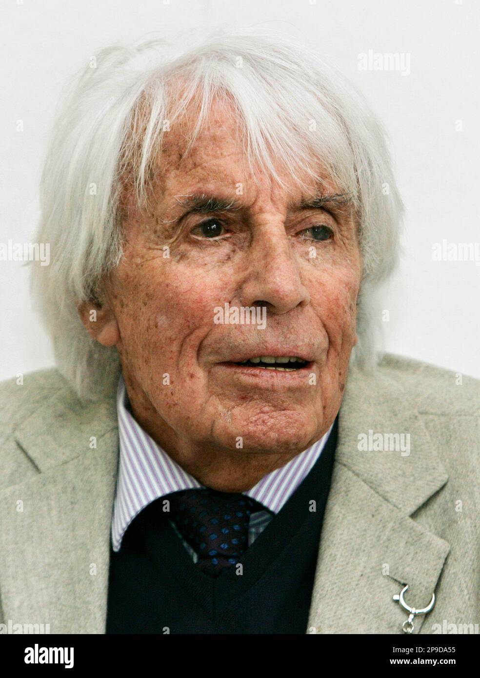 ** FILE ** This Oct. 25, 2007 file photo shows Dutch-born entertainer ...