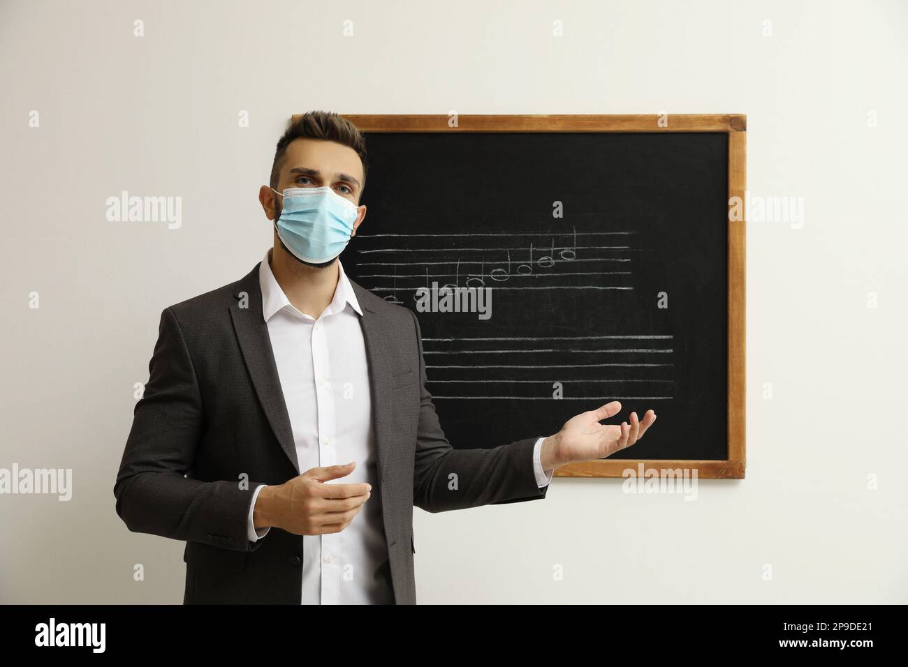 Male teacher wearing face mask hi-res stock photography and images - Alamy