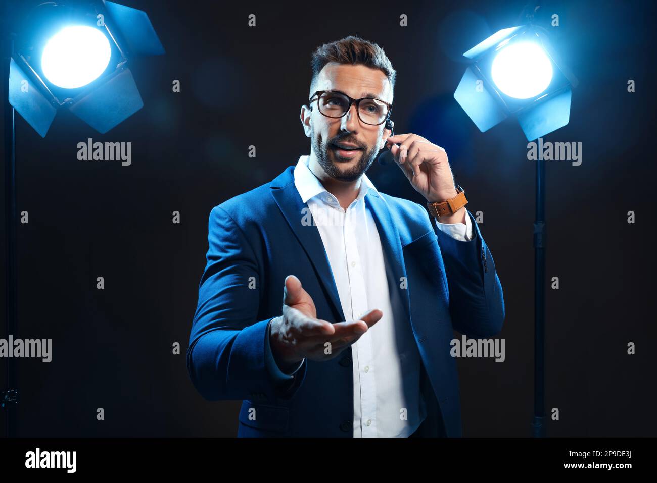 Stage manager headset hi-res stock photography and images - Alamy