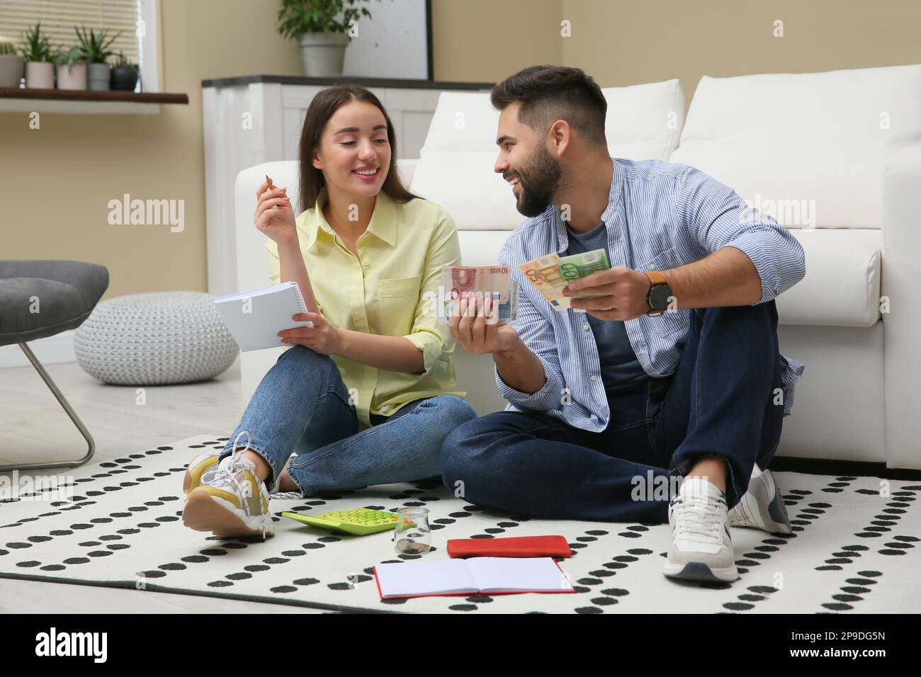 Couple counting money calculator hi-res stock photography and images ...