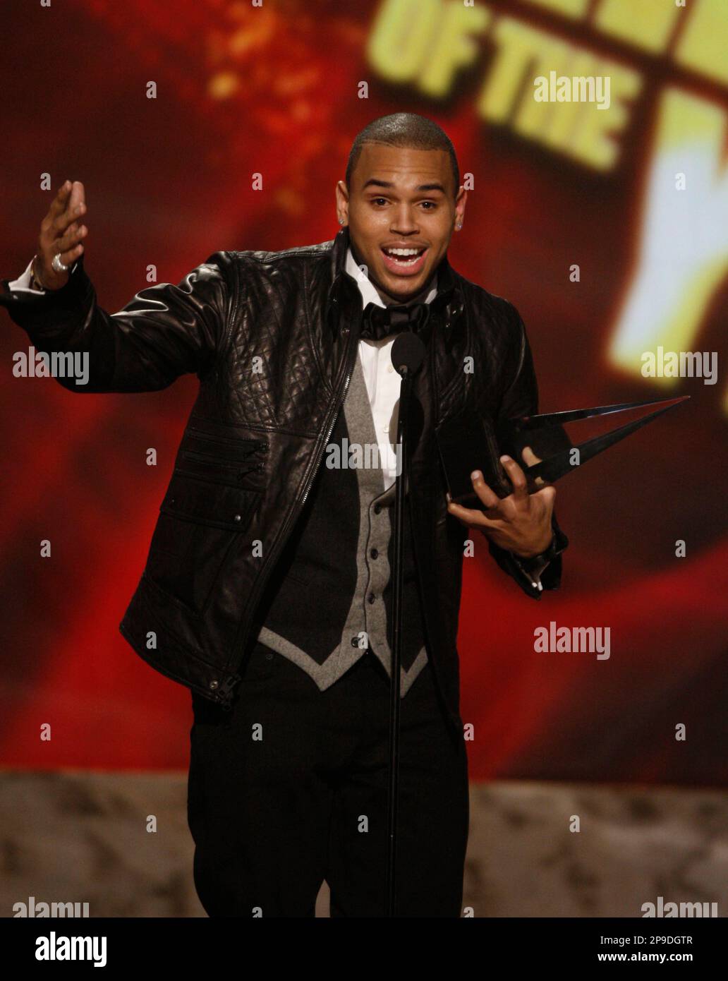 Chris Brown accepts the artist of the year award at the American Music ...
