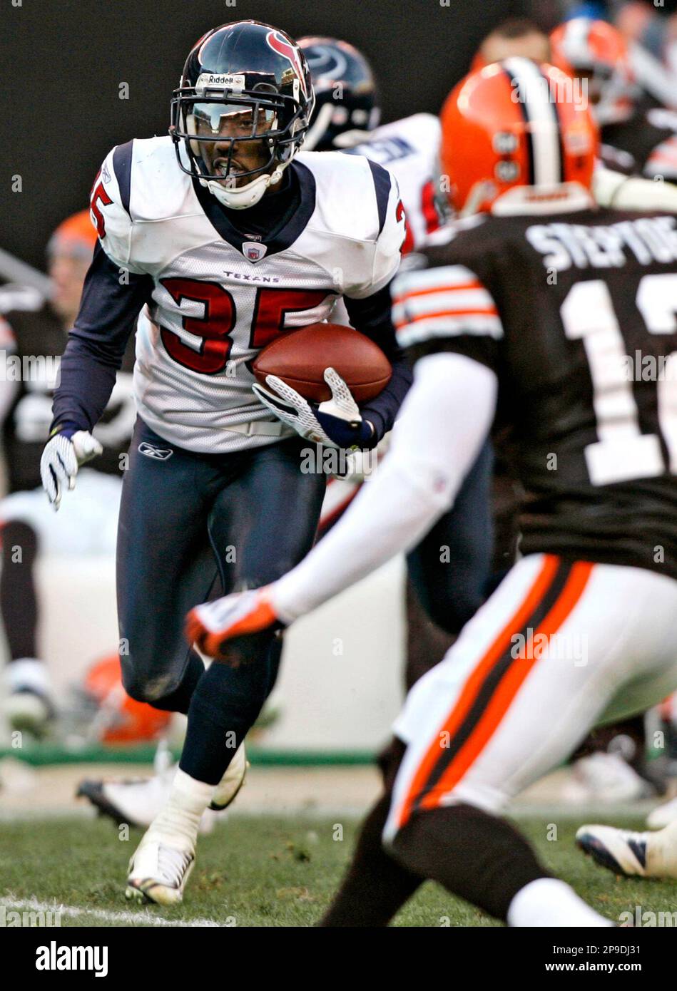 Houston Texans cornerback Jacques Reeves (35) returns an interception ...