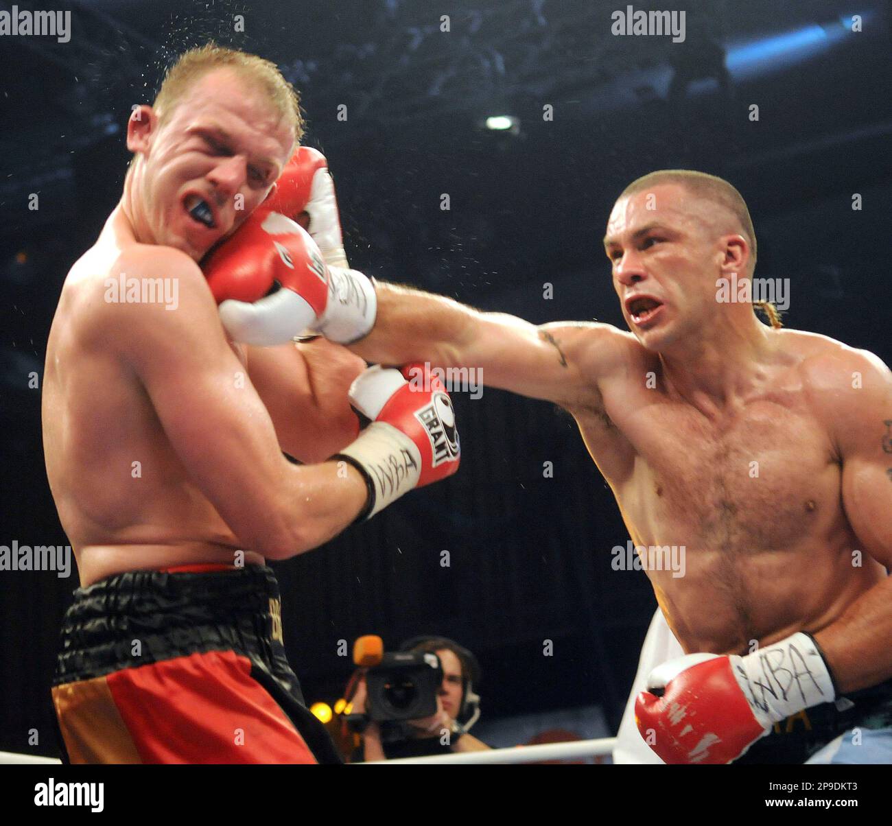 Boxer Hugo Hernan Garay from Argentina, right, beats German Juergen ...