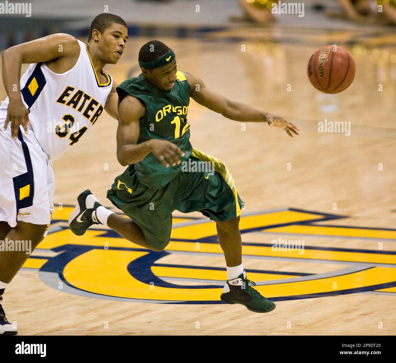 UC Irvine forward Eric Wise, left, knocks the ball away from Oregon ...