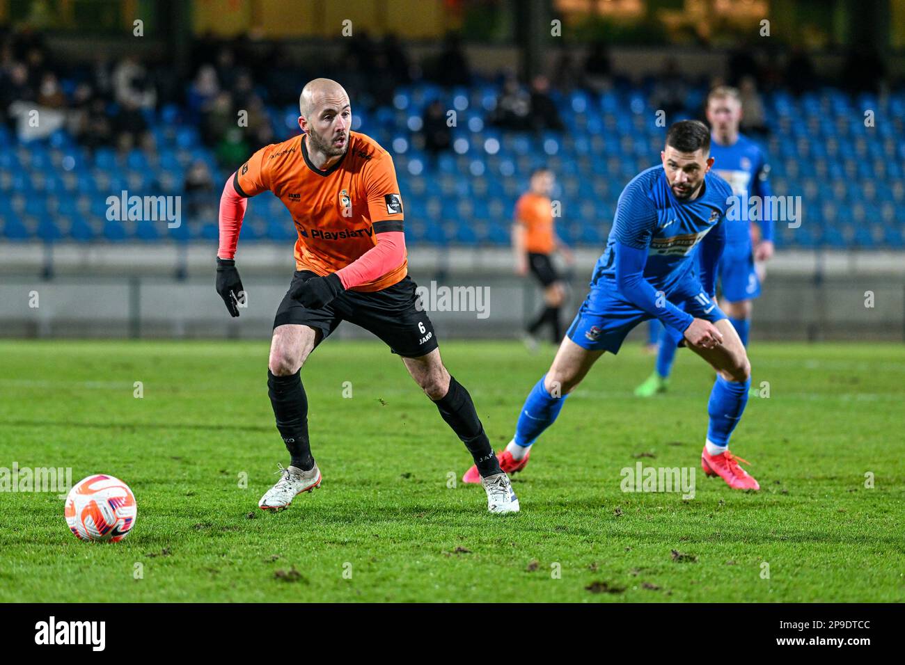 Steve De Ridder (6) of KMSK Deinze and Nicolas Rajsel (11) of Dender ...