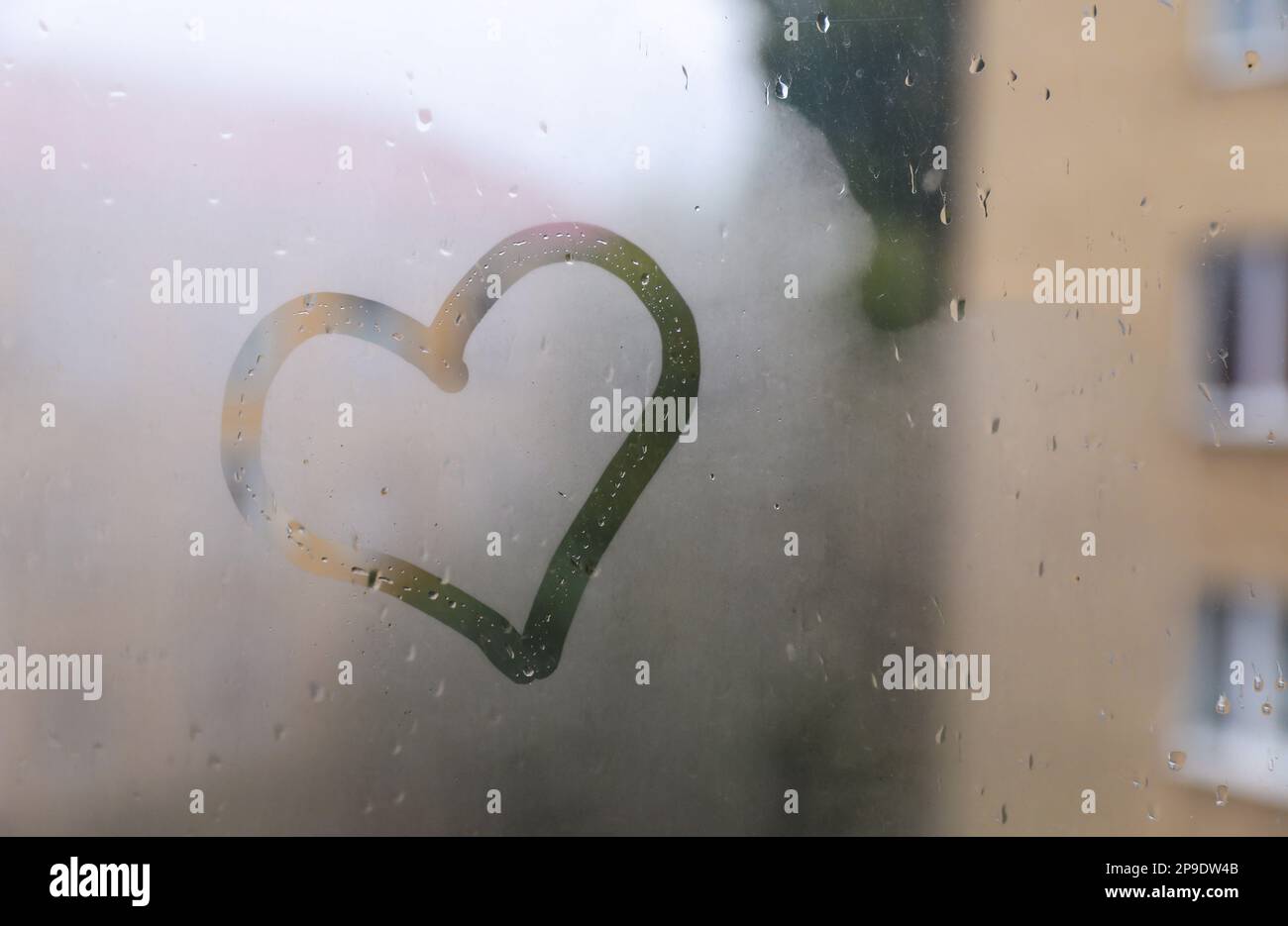 Heart drawn on foggy window. Rainy weather Stock Photo - Alamy