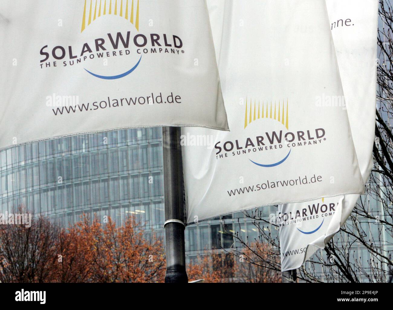 Fahnen mit dem Logo der Solarworld AG wehen am Mittwoch, 19. November ...