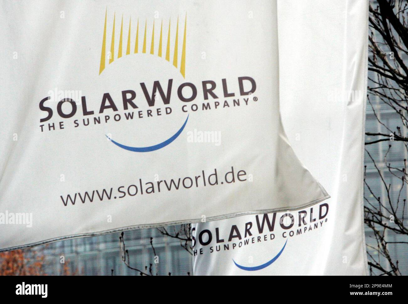 Fahnen mit dem Logo der Solarworld AG wehen am Mittwoch, 19. November ...