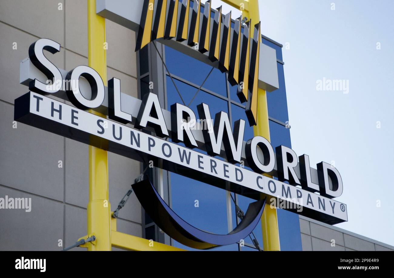 ** ARCHIV ** Das Logo von SolarWorld auf der Fabrik in Hillsboro, USA ...