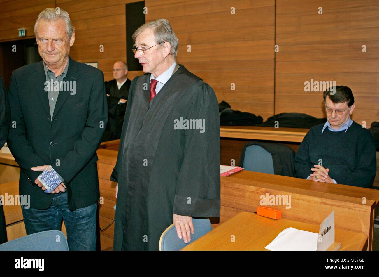 Der angeklagte Architekt Rolf R., links, wartet am Dienstag, 18. Nov. 2008, vor der ...