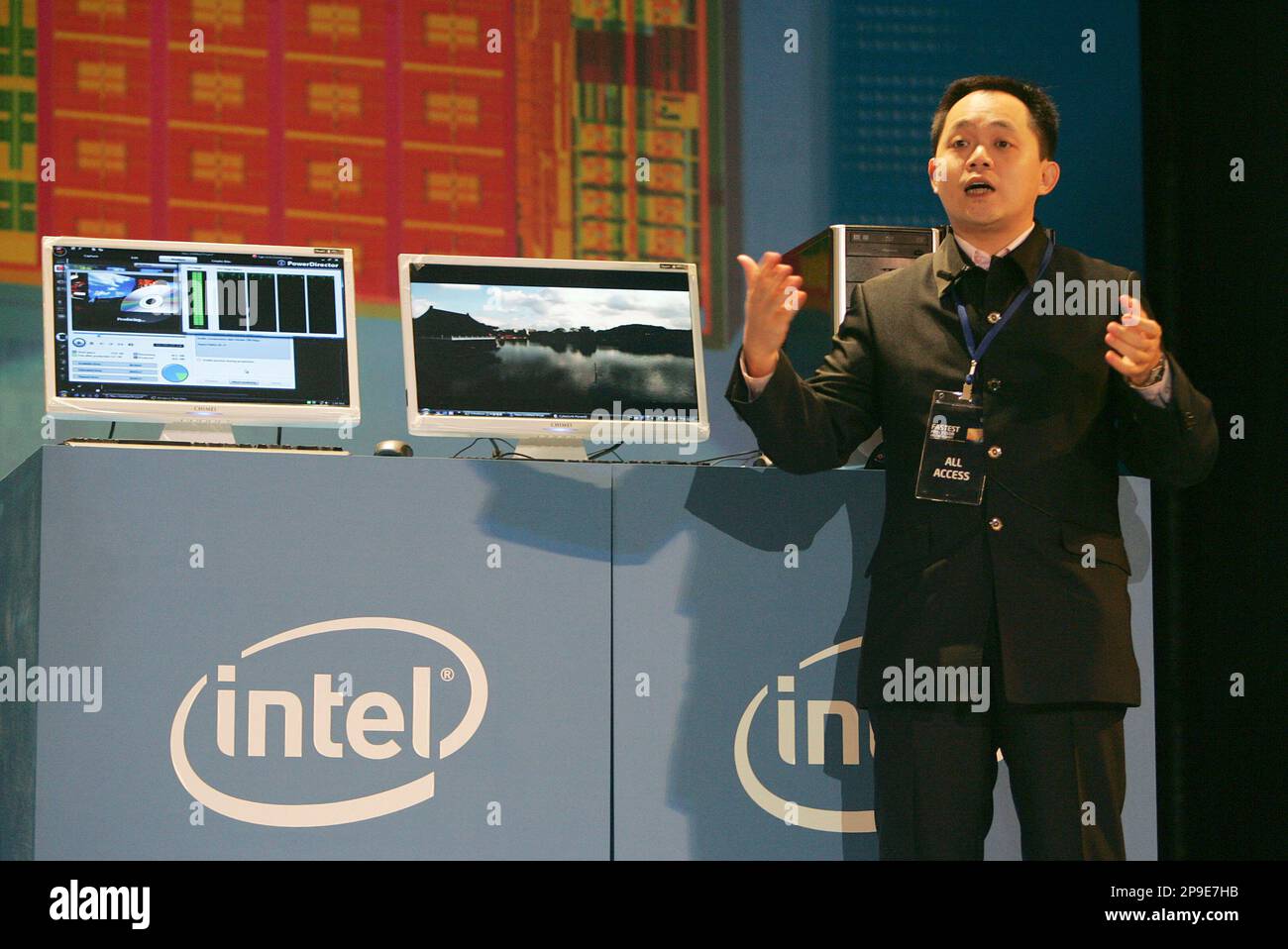 An Intel employee introduces features of Intel's new Core i7 processor ...