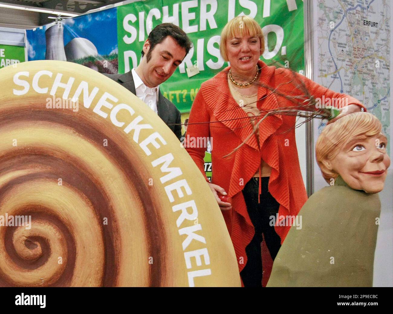 Die neu gewaehlten Gruenen-Vorsitzenden Cem Oezdemir und Claudia Roth ...