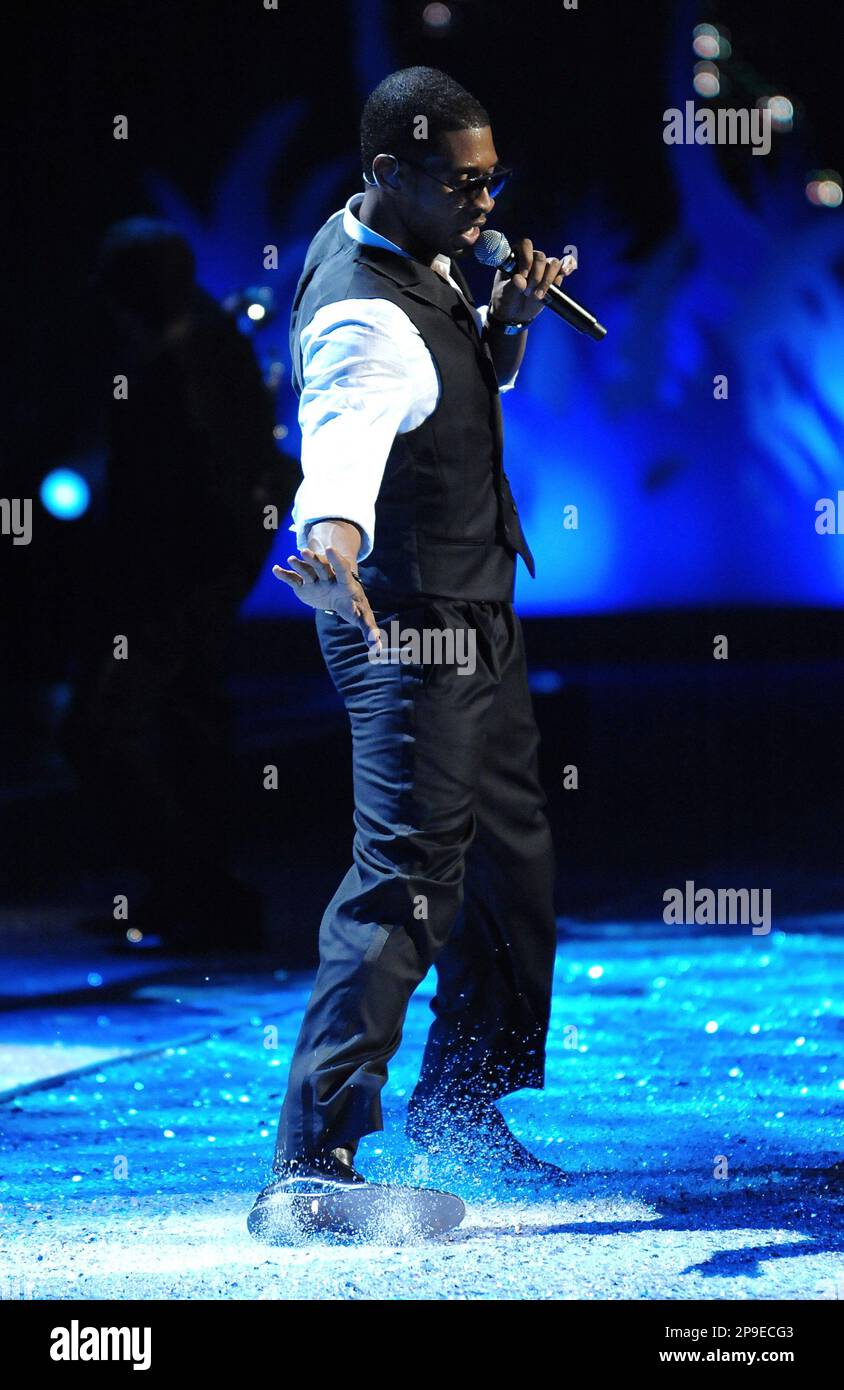 Singer Usher performs during Victoria's Secret Fashion Show at the ...