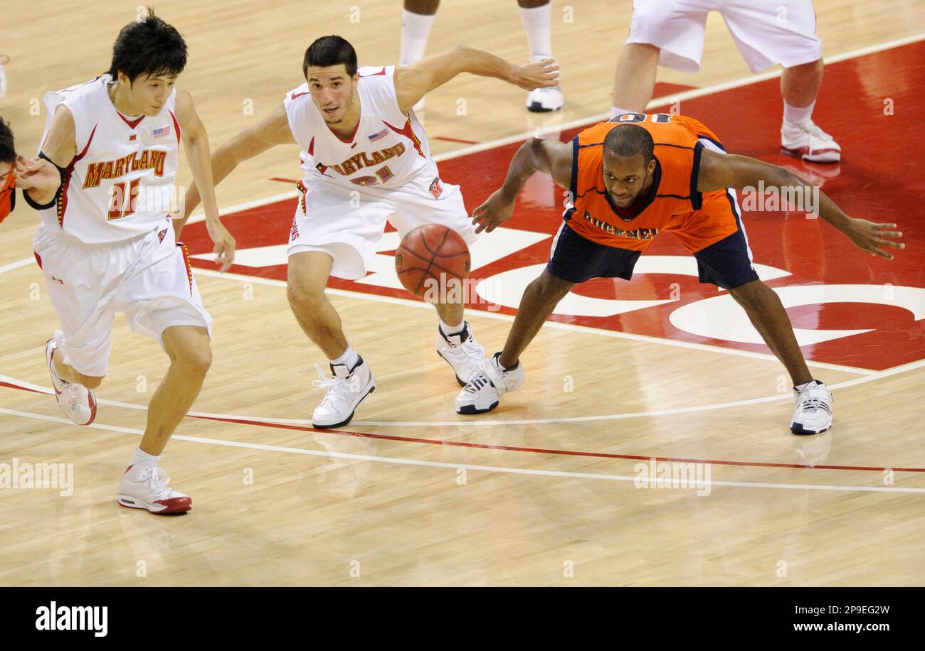 Maryland's Jin Soo Kim (11) and Greivis Vasquez, center, pursue the ...