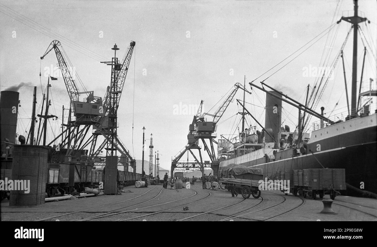 Ships loading up at the Port of Lyttleton, near Christchurch, New ...