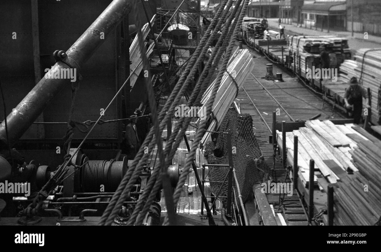 Men loading timber onto a steamer at Richmond Quay, Greymouth, Westland ...