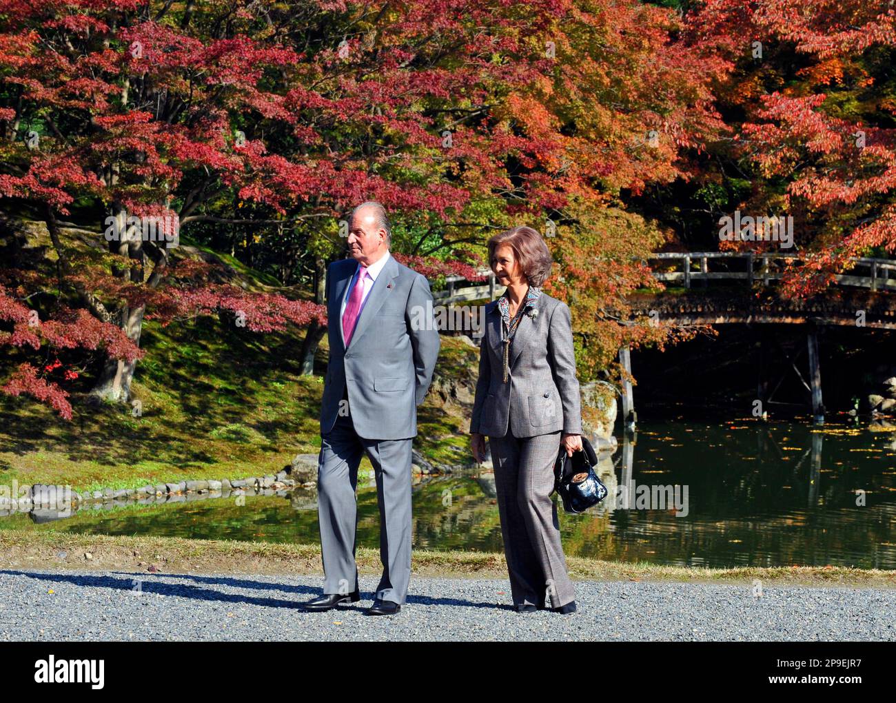Spanish King Juan Carlos and Queen Sofia walk in front of Momiji Bashi ...