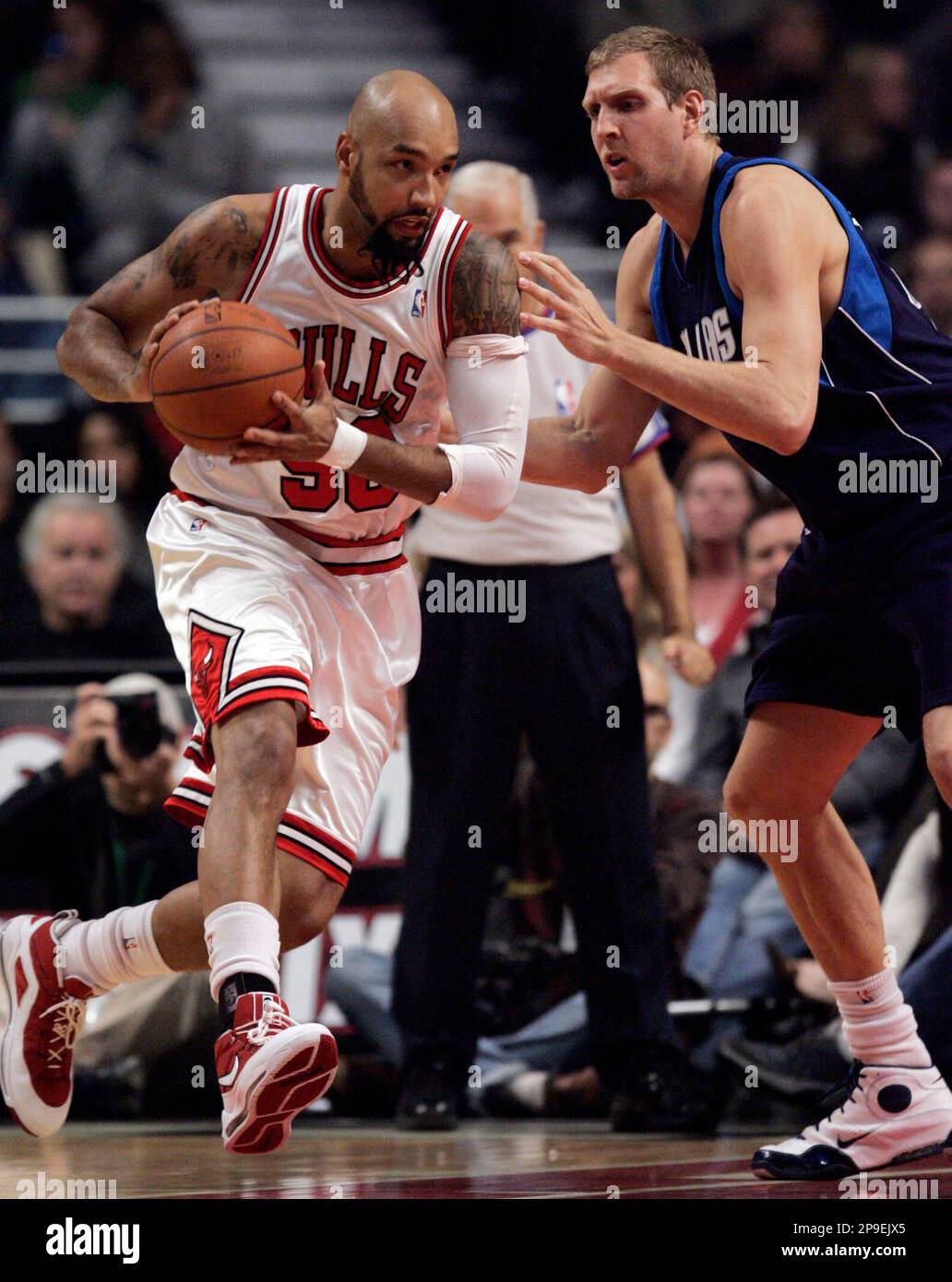 Chicago Bulls' Drew Gooden, left, drives to the basket against Dallas ...