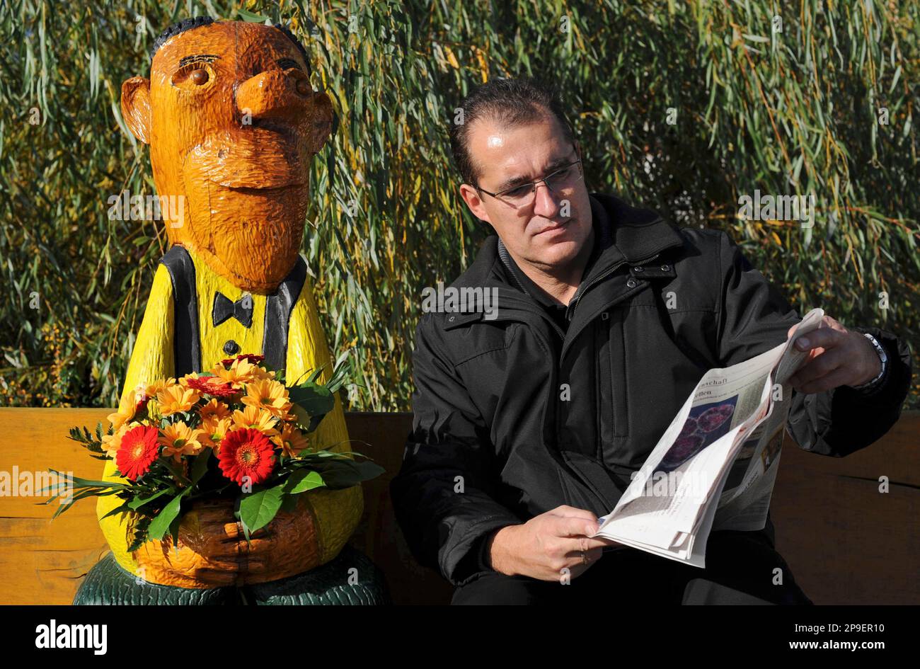 Ein Mann liest am Mittwoch, 12. Nov. 2008, in Brandenburg an der Havel ...