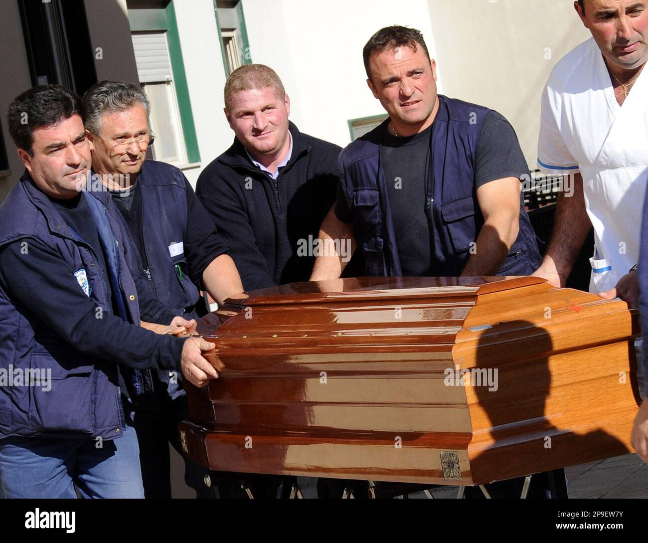 ** RETRANSMITTING ALTERNATIVE CROP ** Workers transport the coffin of ...