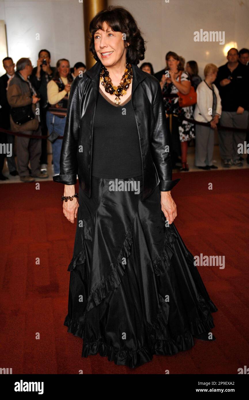 Actress Lily Tomlin arrives for the 11th Annual Mark Twain Prize for ...