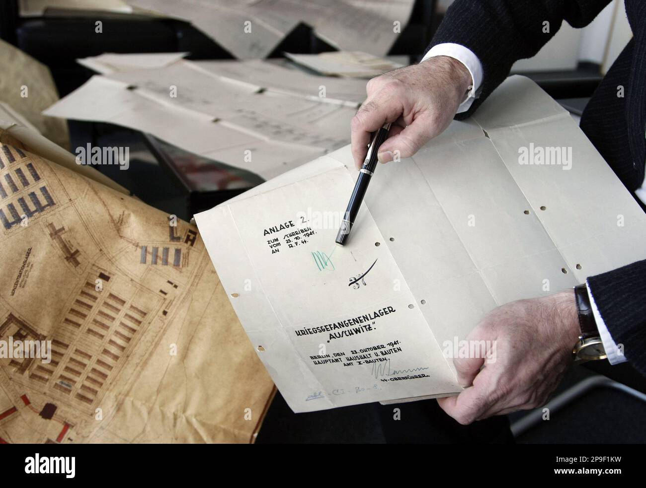 Chefkorrespondent Ralf Georg Reuth von der BILD-Zeitung zeigt am ...