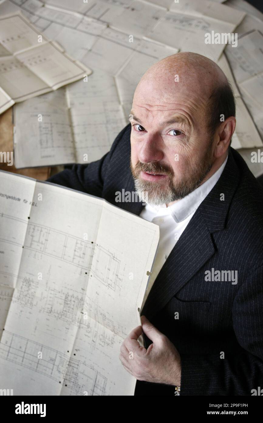 Chefkorrespondent Ralf Georg Reuth von der BILD-Zeitung zeigt am ...