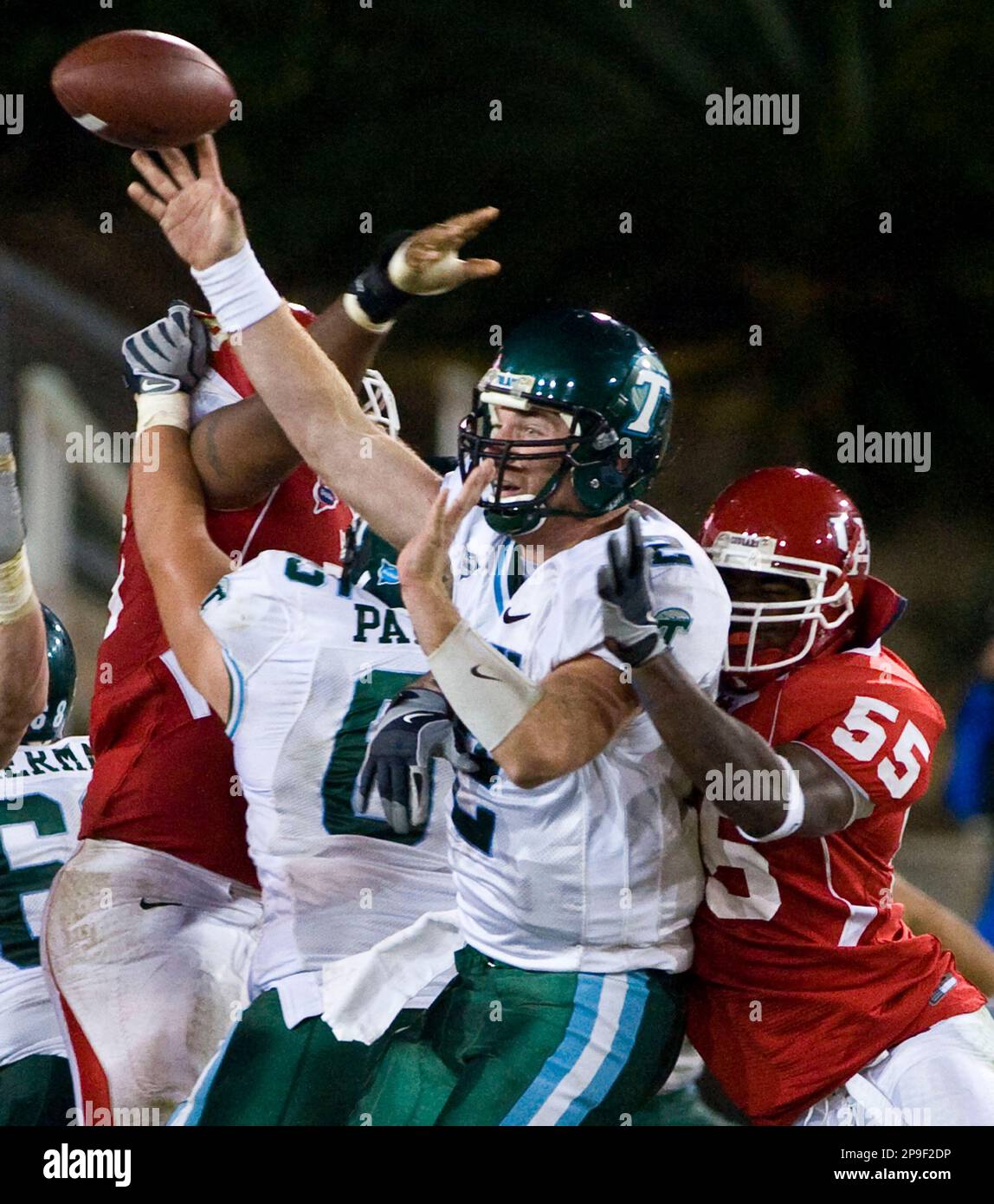 Houston linebacker Marcus McGraw (55) hits Tulane quarterback Kevin ...