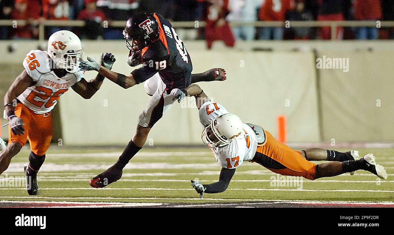 Texas Tech's Lyle Leong (19) runs between Quinton Moore (26) and Jacob ...
