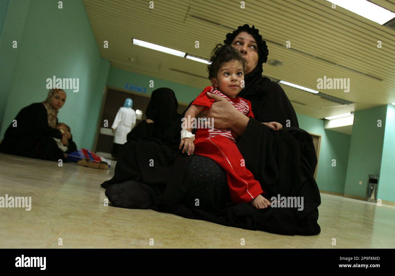 ** FOR STORY SLUGGED IRAK MEDICOS ** A woman, who declined to give her ...