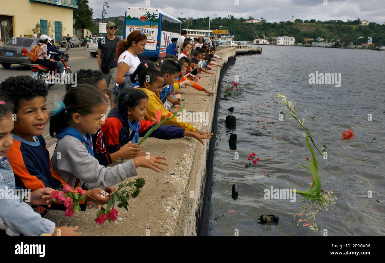 Students of Angela Landa school throw flowers into the sea to ...