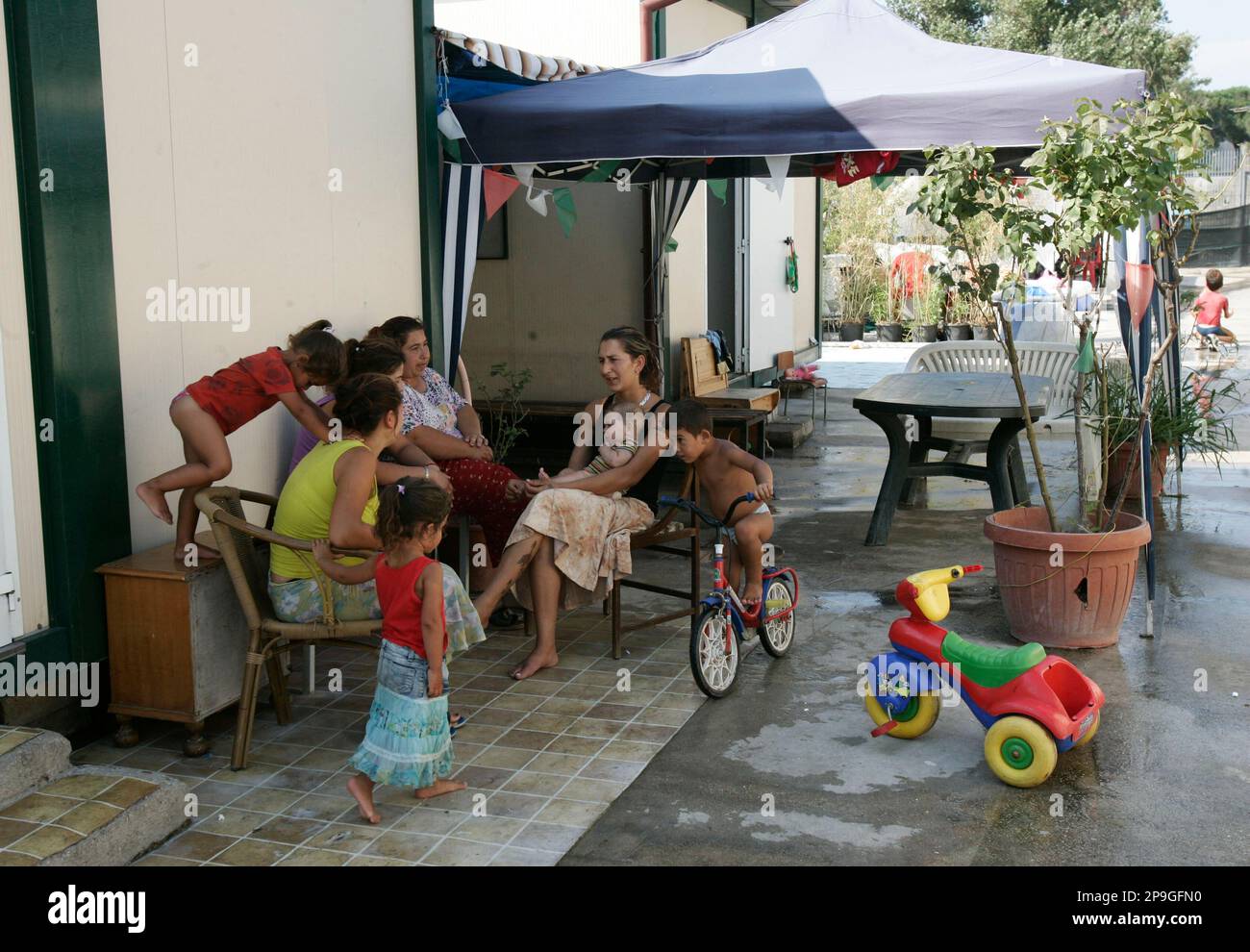 ** TO GO WITH INVISIBLES EN ITALIA ** Women sit and talk while children ...