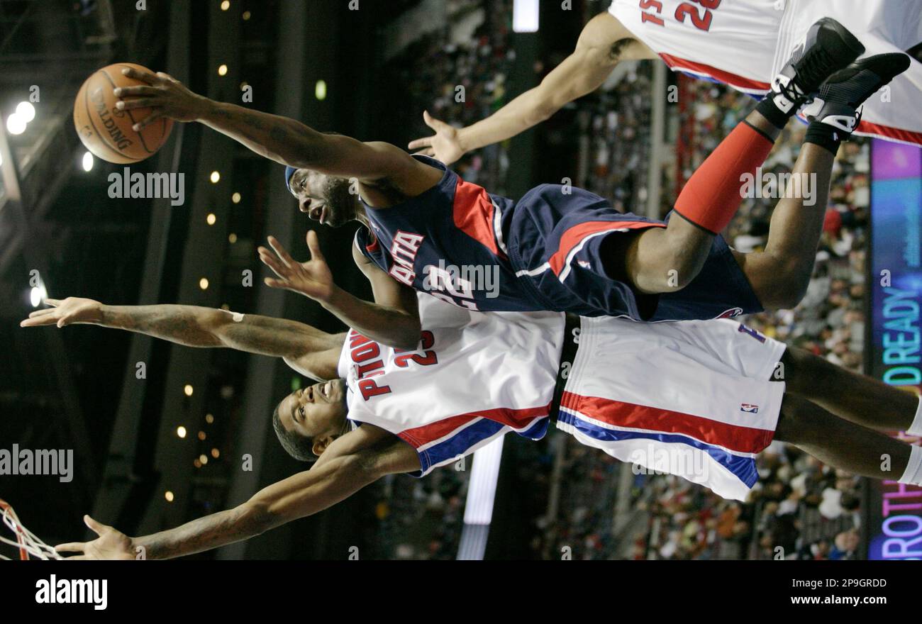 Atlanta Hawks' Ronald Murray (22) goes to the basket against Detroit ...