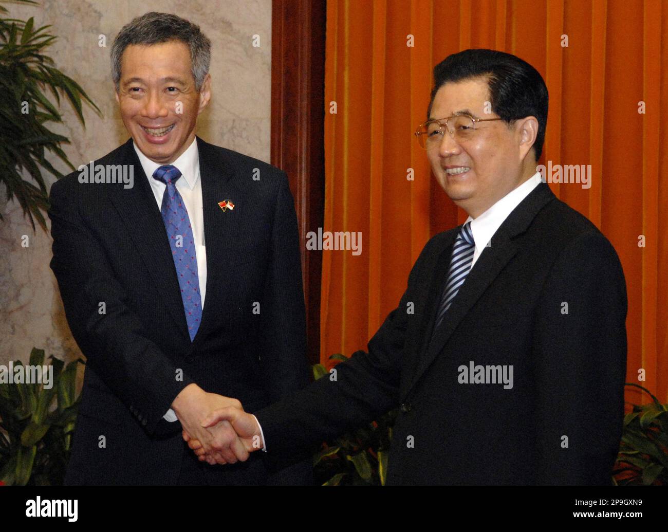 Singapore's Prime Minister Lee Hsien Loong, left, shakes hands with ...