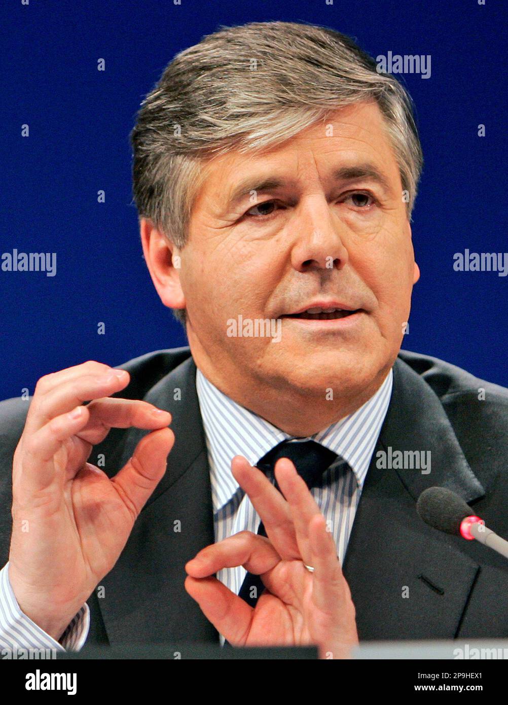 ** ARCHIV ** Der Vorstandssprecher der Deutschen Bank, Josef Ackermann ...