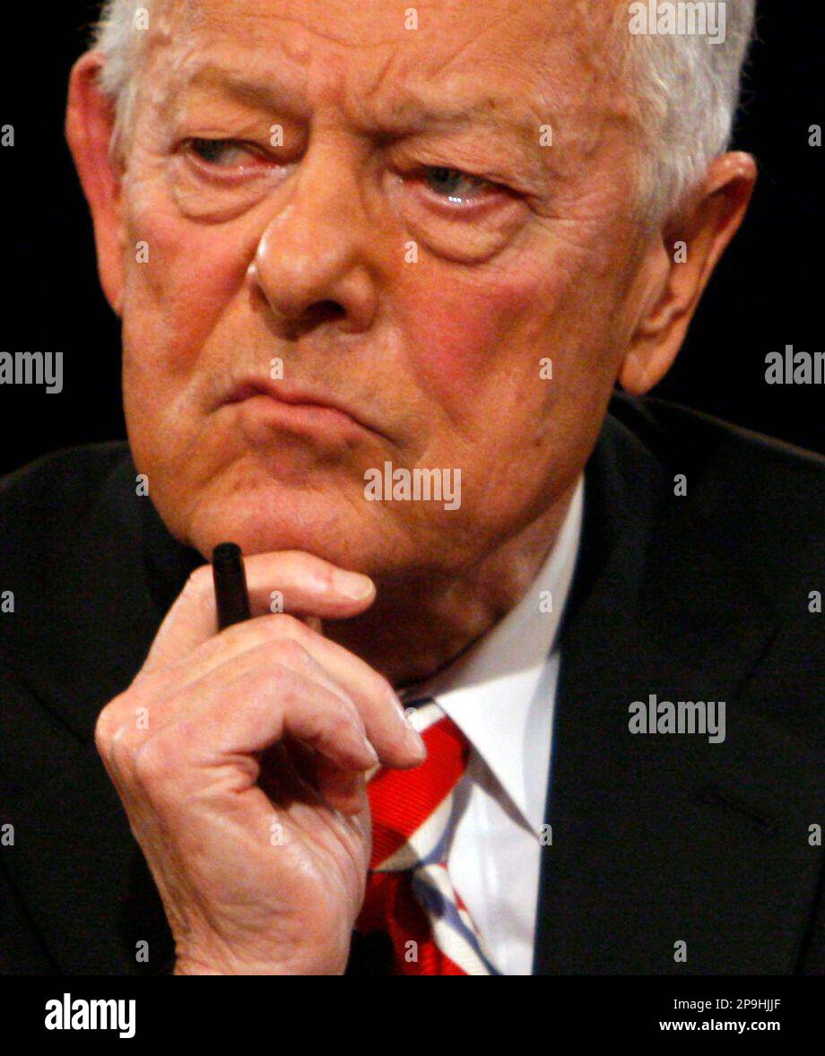 Debate moderator Bob Schieffer listens during the presidential debate ...