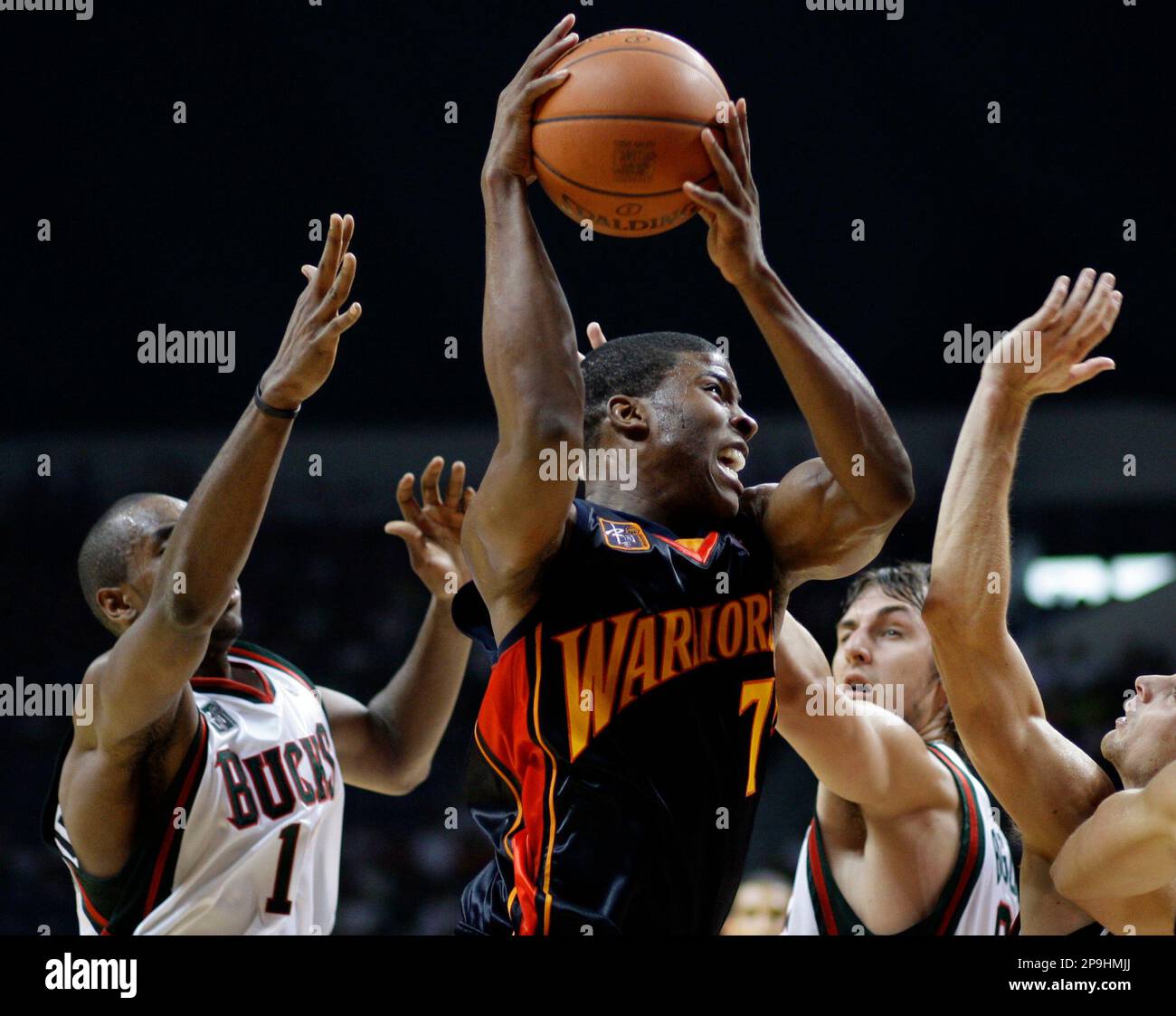 Golden State Warriors' Kelenna Azubuike, center, drives to the basket ...