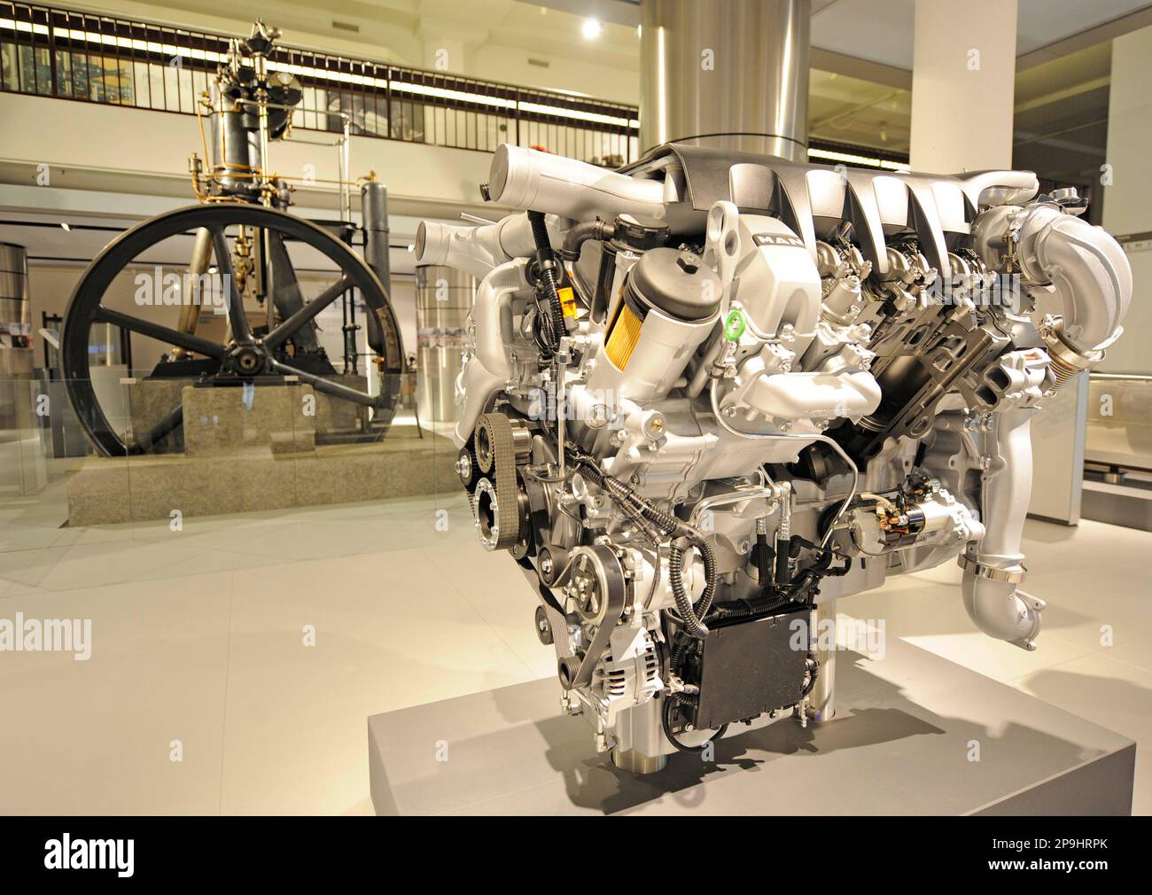 Ein moderner MAN V8 Motor mit Common-Rail Technologie, vorne rechts ...