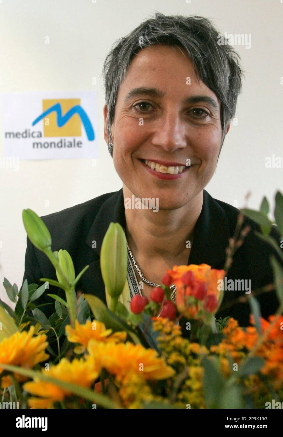 Die Aerztin Monika Hauser, Mitte, freut sich am Mittwoch, 1. Oktober ...