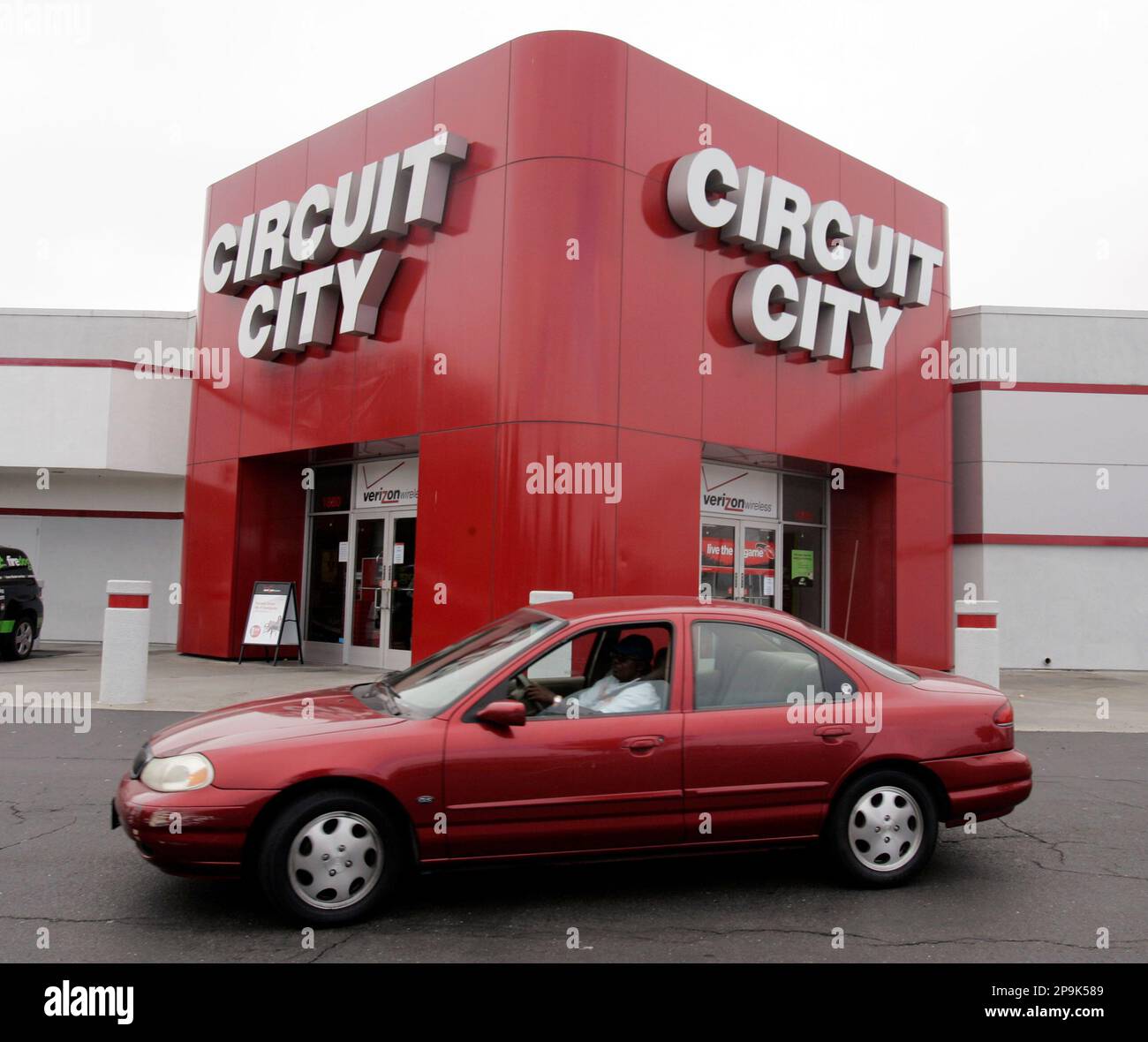 Exterior of Circuit City store in San Mateo, Calif., Monday, Sept. 29 ...