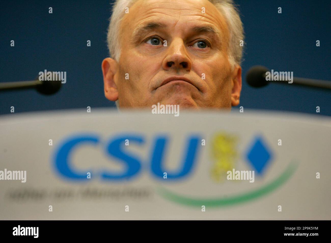 Der CSU Parteivorsitzende Erwin Huber verfolgt am Montag, 29. Sept ...