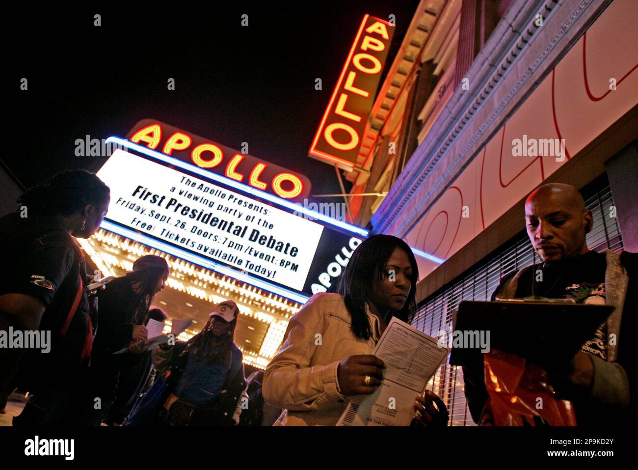 Qiana Flynn, left, and Ramel Brown, both of Yonkers, N.Y., register to ...