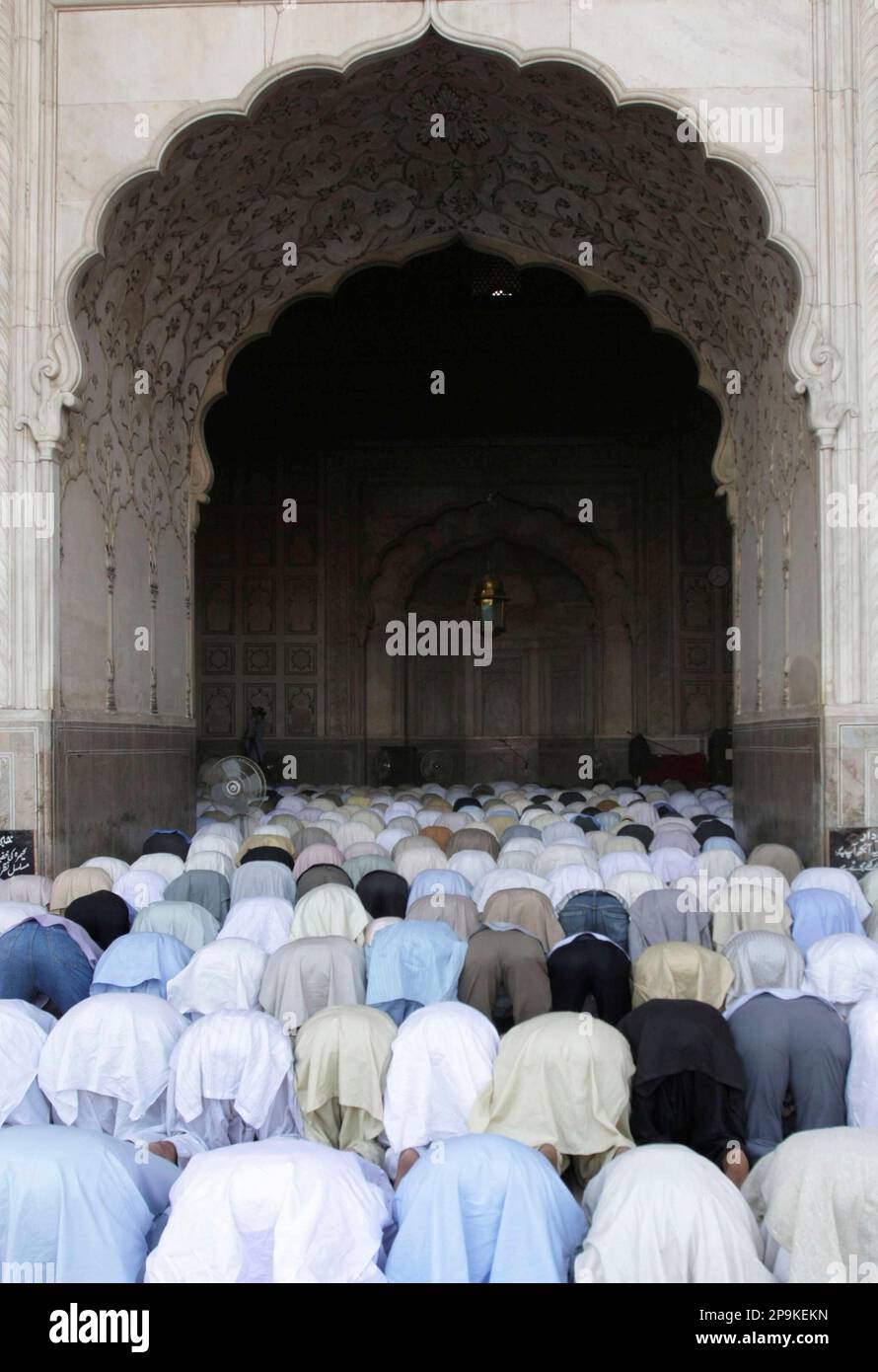 Pakistani Muslims offer prayers on the last Friday of Ramadan, holy ...